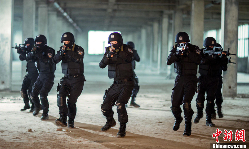 高清：实拍特警“巷战”反恐演练 -中新网